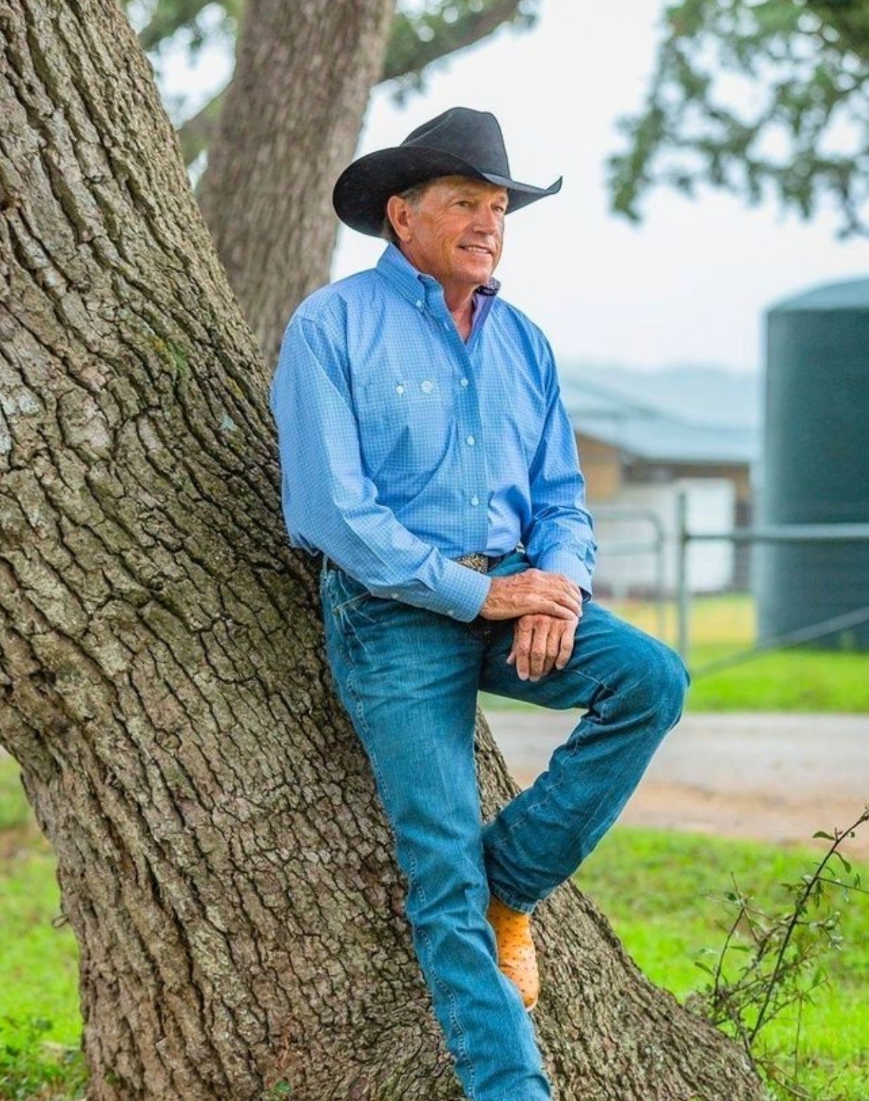 At 72, George Strait walks slowly through the gates of the old South ...